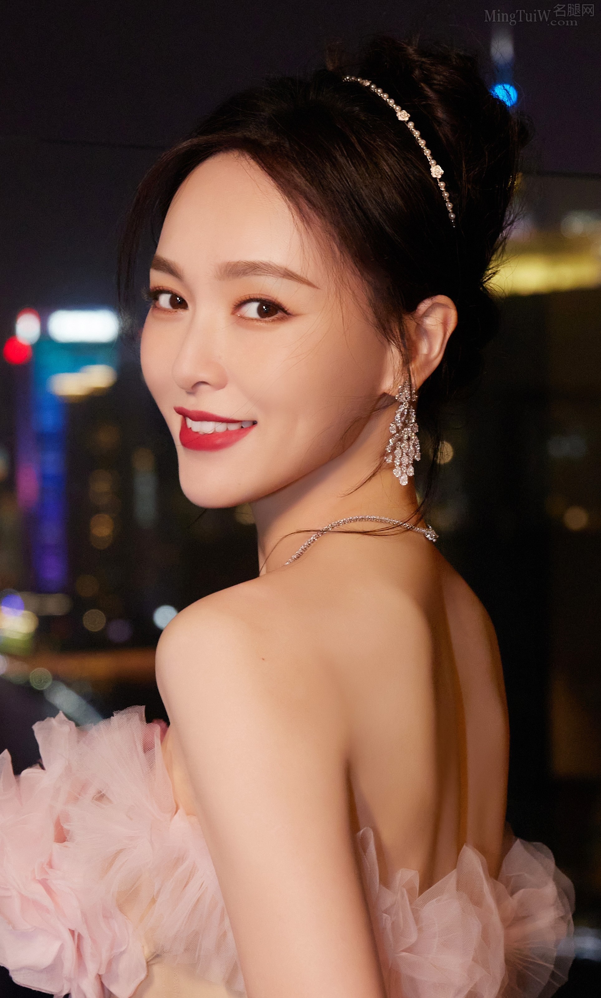 唐嫣腿穿丝袜配白色细高跟迷倒众生(1011) 图片 名腿网